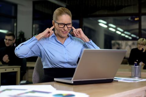 Une personne sur deux gênée par le bruit au travail | Carte Blanche